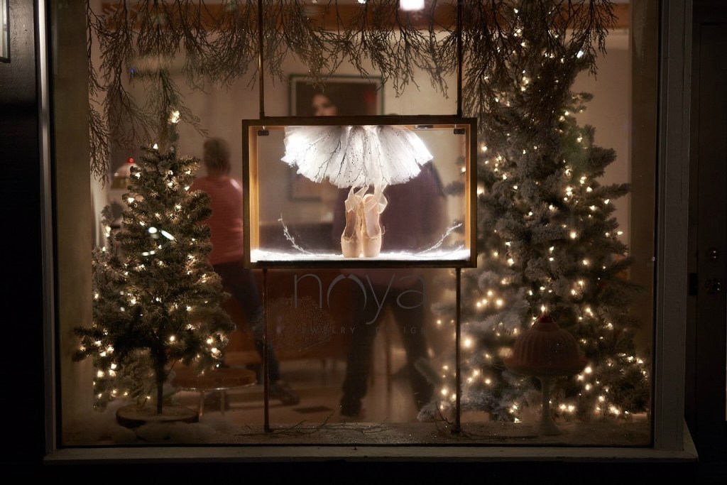 Holiday Window Decorating Contest: Let The Games Begin! | 06880